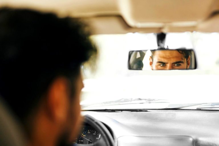 Se garer en épi : La technique pour réussir à coup sûr